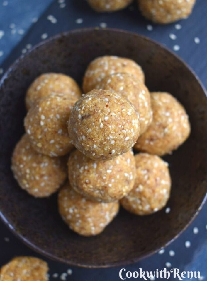 Til Bhugga | Til Khoya ladoo (Using Milk Powder) - Cook With Renu